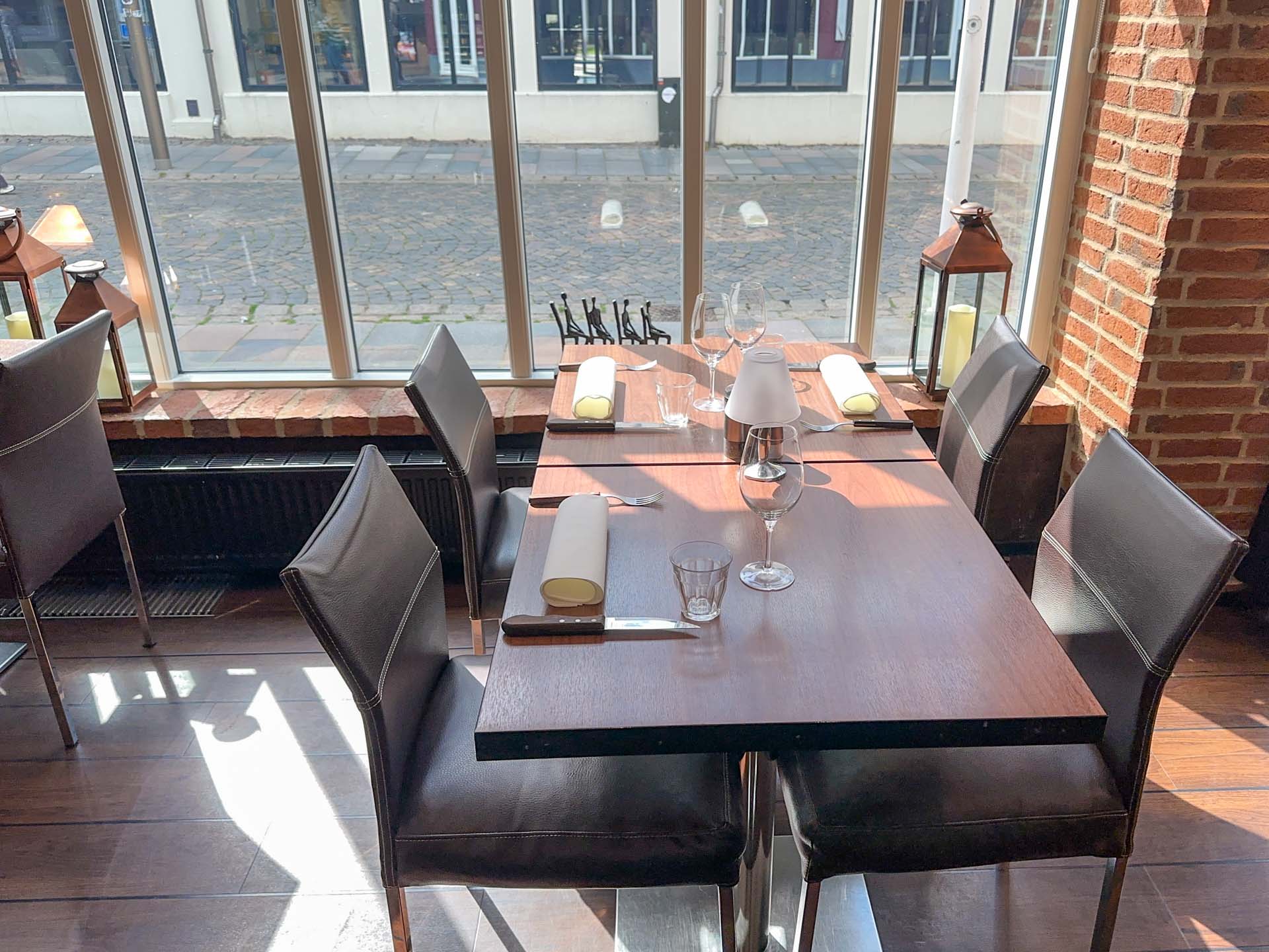 Restaurant Oksen ligger centralt på hjørnet af Grønnegade