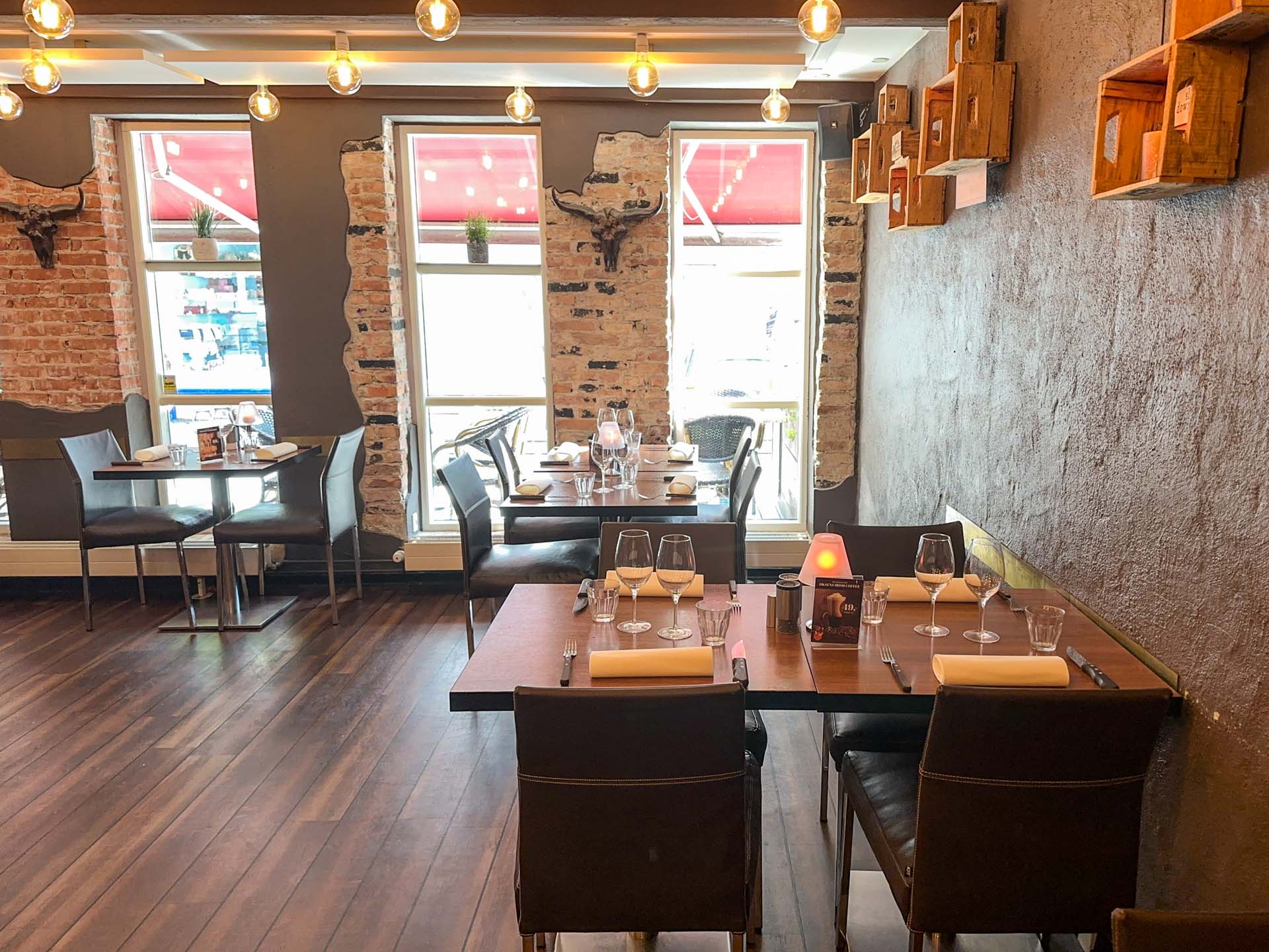 Restaurant Oksen ligger centralt på hjørnet af Grønnegade