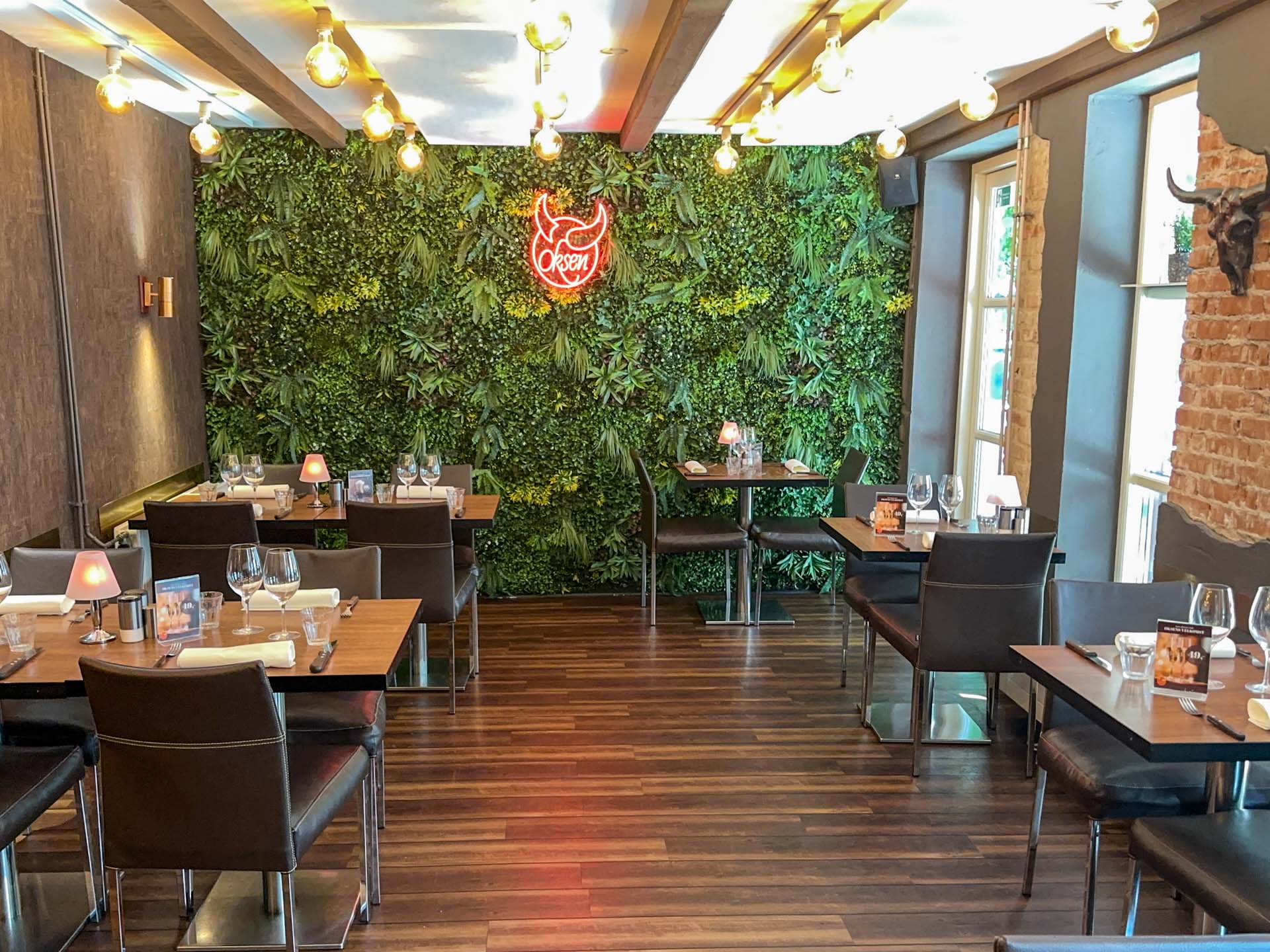 Restaurant Oksen ligger centralt på hjørnet af Grønnegade