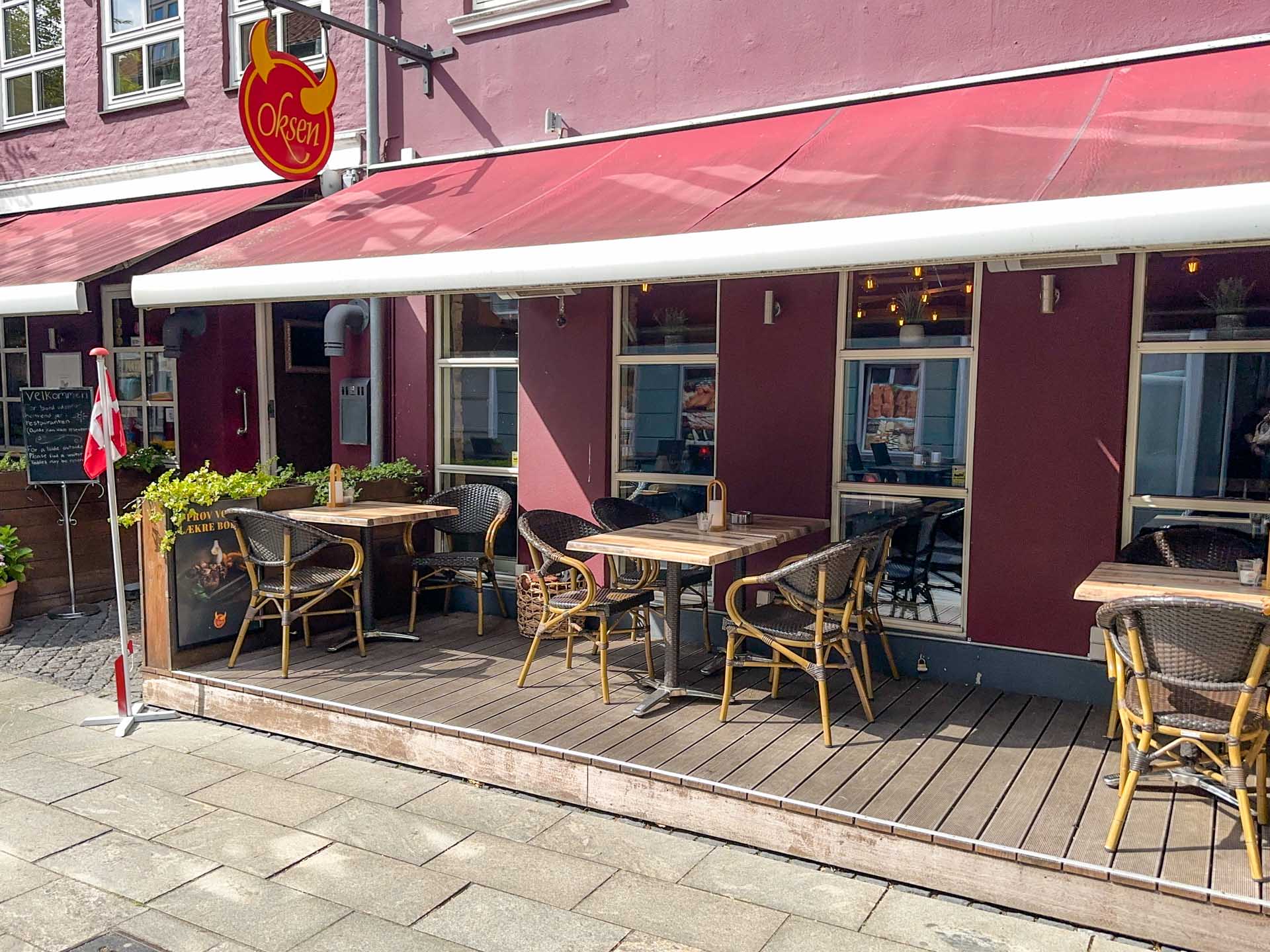 Restaurant Oksen ligger centralt på hjørnet af Grønnegade