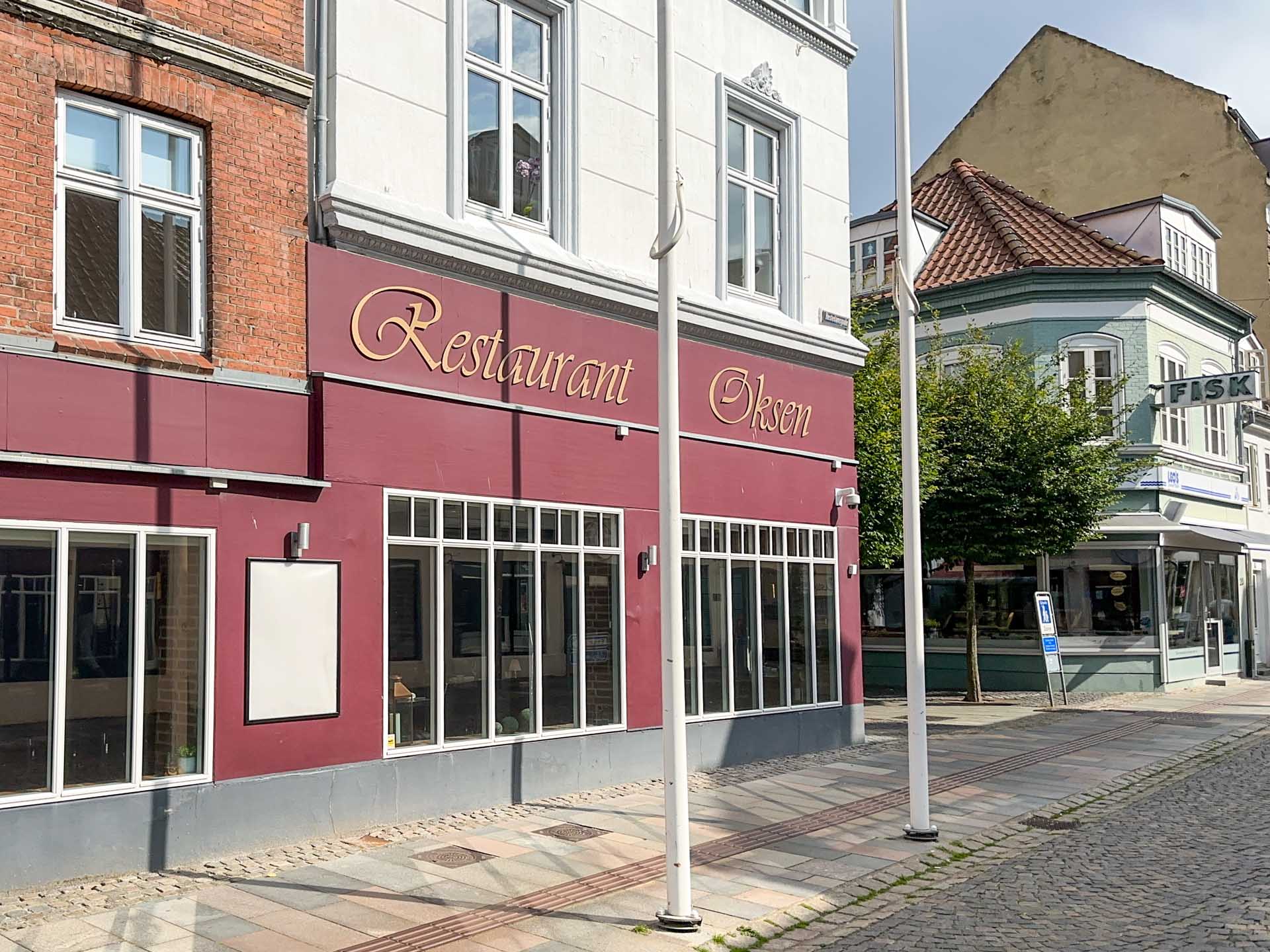 Restaurant Oksen ligger centralt på hjørnet af Grønnegade