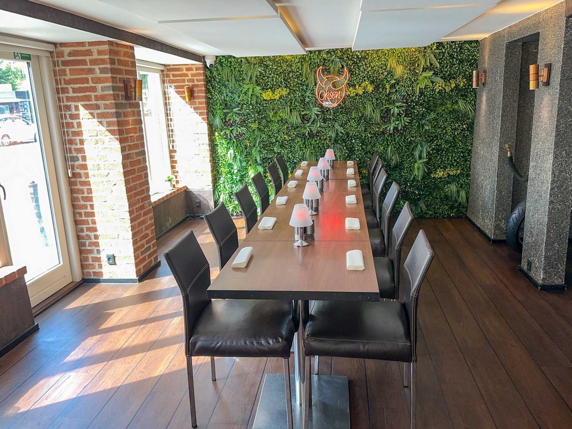 Restaurant Oksen ligger centralt på hjørnet af Grønnegade