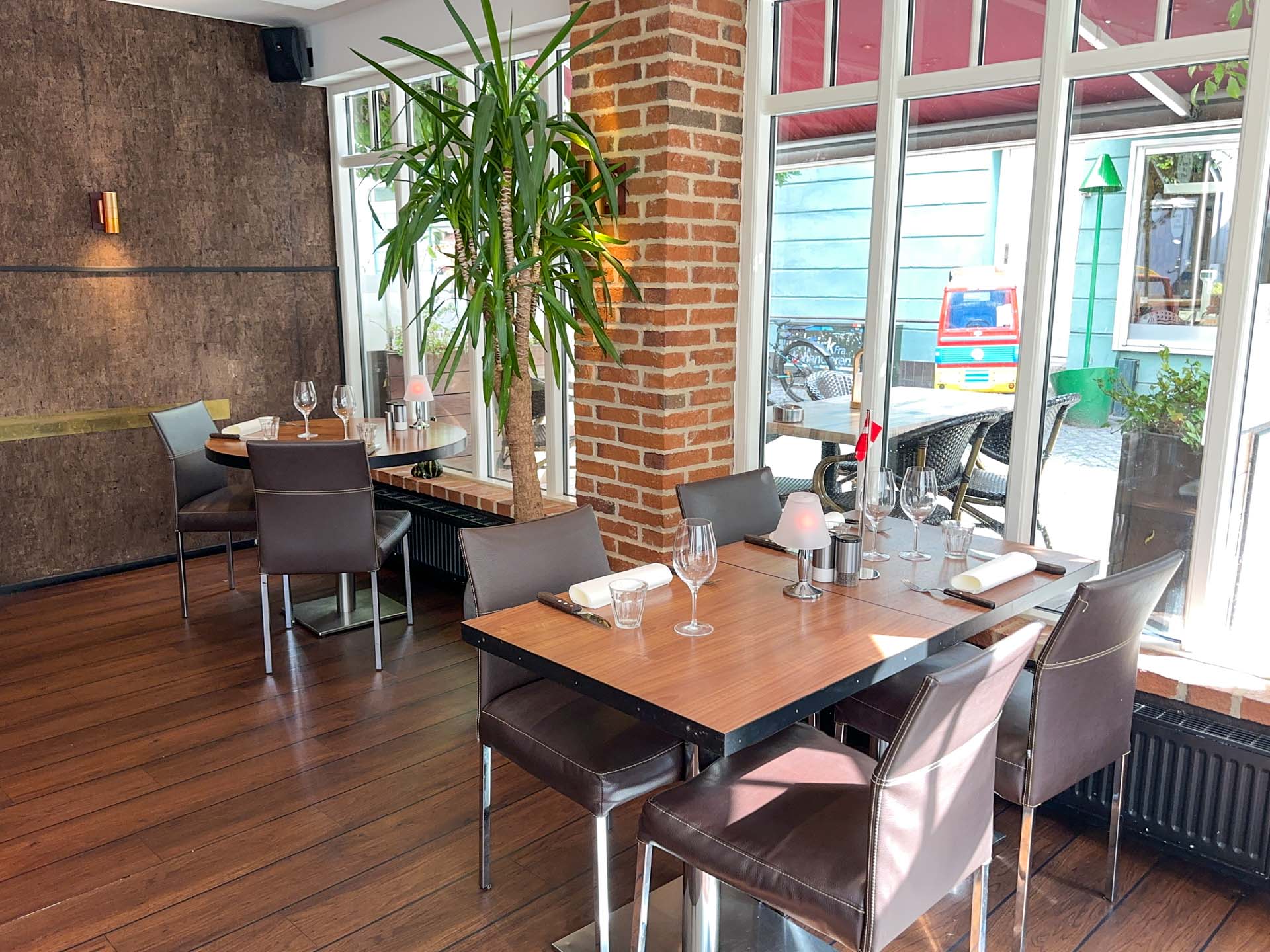 Restaurant Oksen ligger centralt på hjørnet af Grønnegade