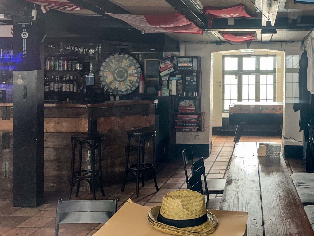 Bar' Rolig Horsens: Prisvenlig bar med pool, dart & live sport